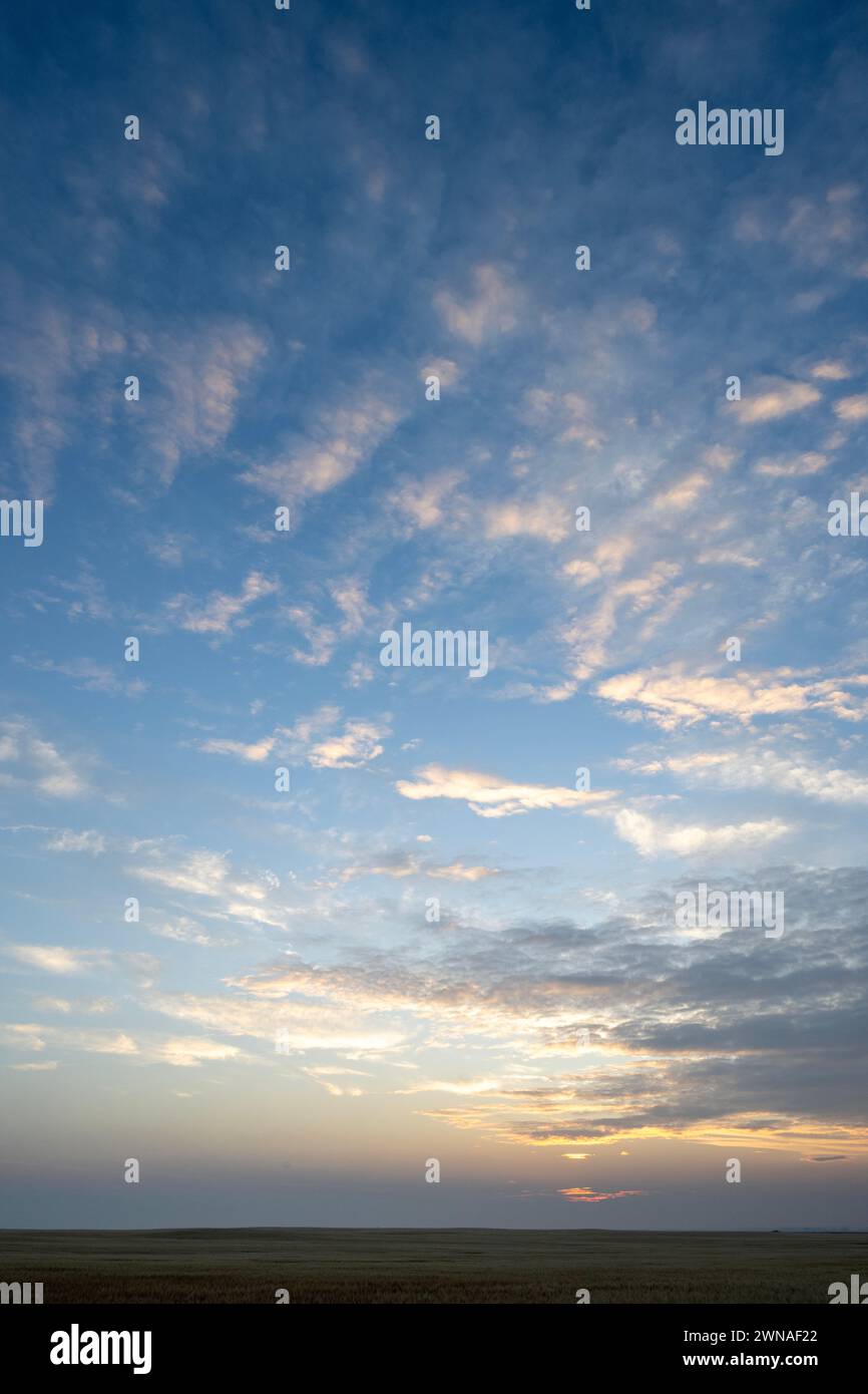 Sunrise sky prairie grassland hi-res stock photography and images - Alamy