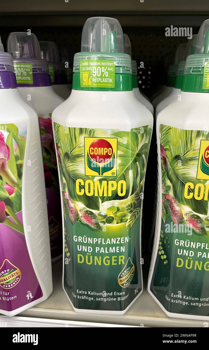 Bayern, Deutschland 01. März 2024: Hier der Blick in einem Baumarkt auf eine Flasche Compo ...