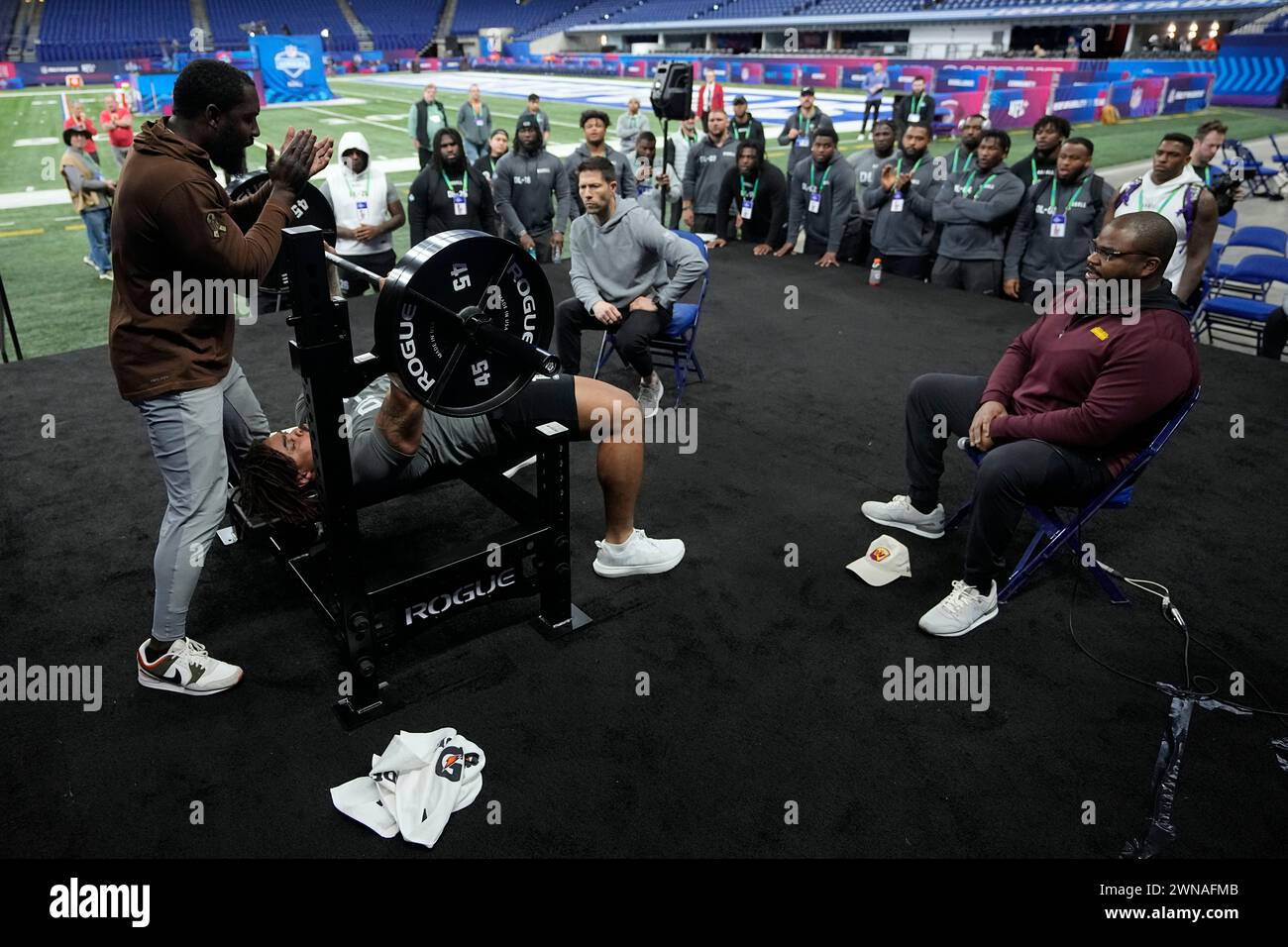 Texas defensive lineman Byron Murphy competes in the bench press at the ...
