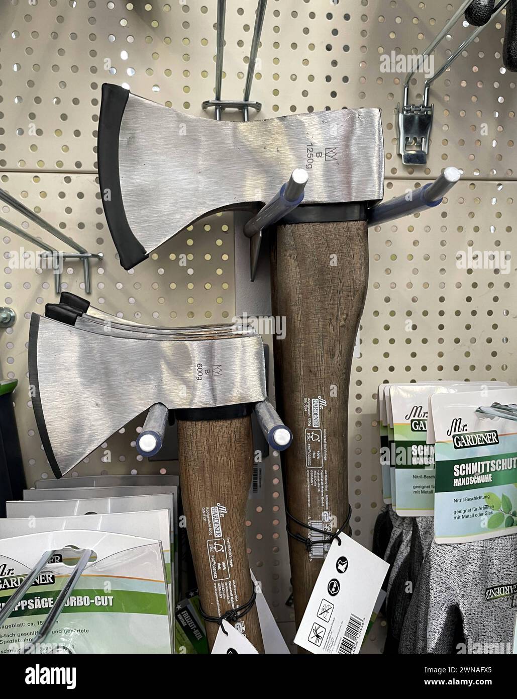 Bayern, Deutschland 01. März 2024: Hier der Blick in einem Baumarkt auf ...
