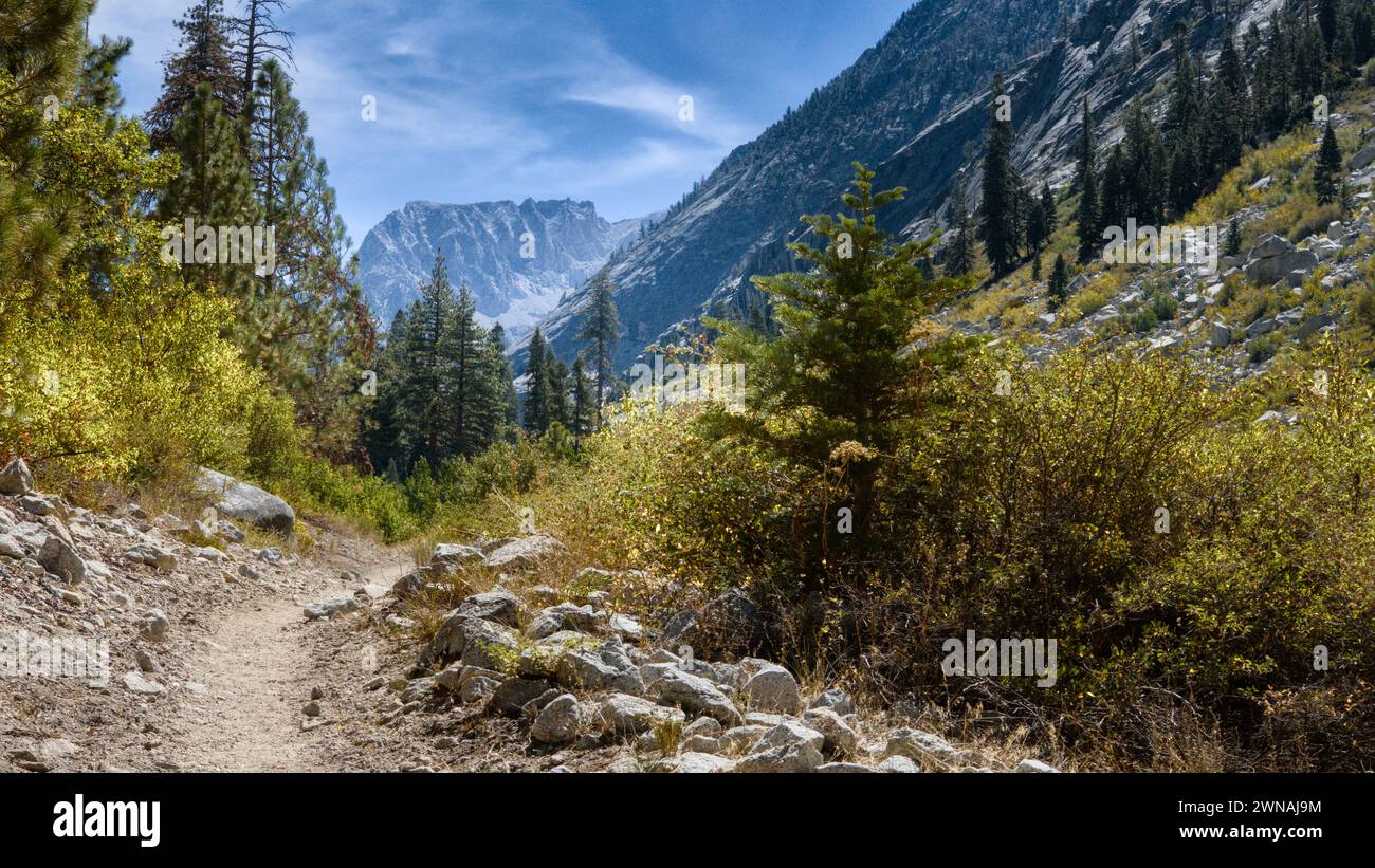 Alpine mountains and hiking trails lead to the valley in Kings Canyon ...