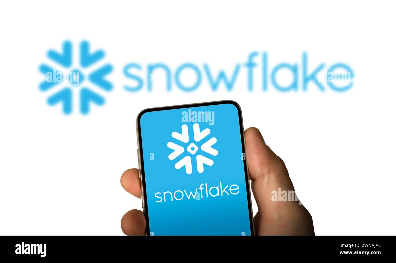 Snowflake company logo displayed on smartphone Stock Photo - Alamy