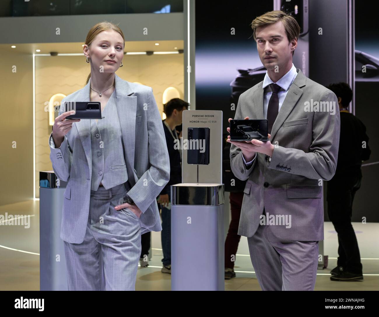 Models präsentieren das HONOR Magic V2 RSR faltbares Smartphone am ...