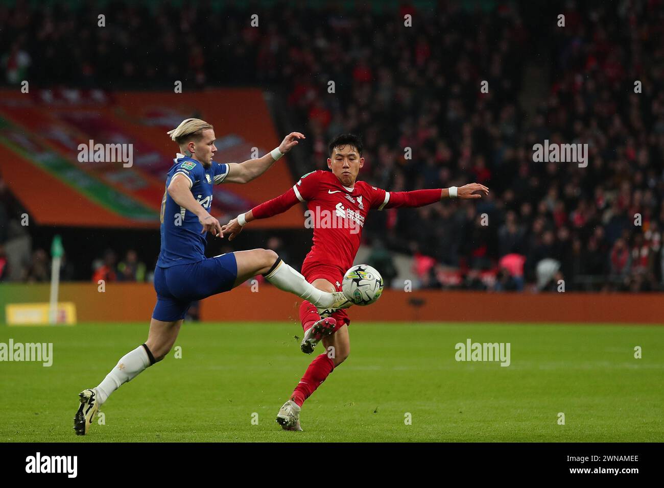 Mykhaylo Mudryk of Chelsea and Wataru Endo of Liverpool - Chelsea v ...