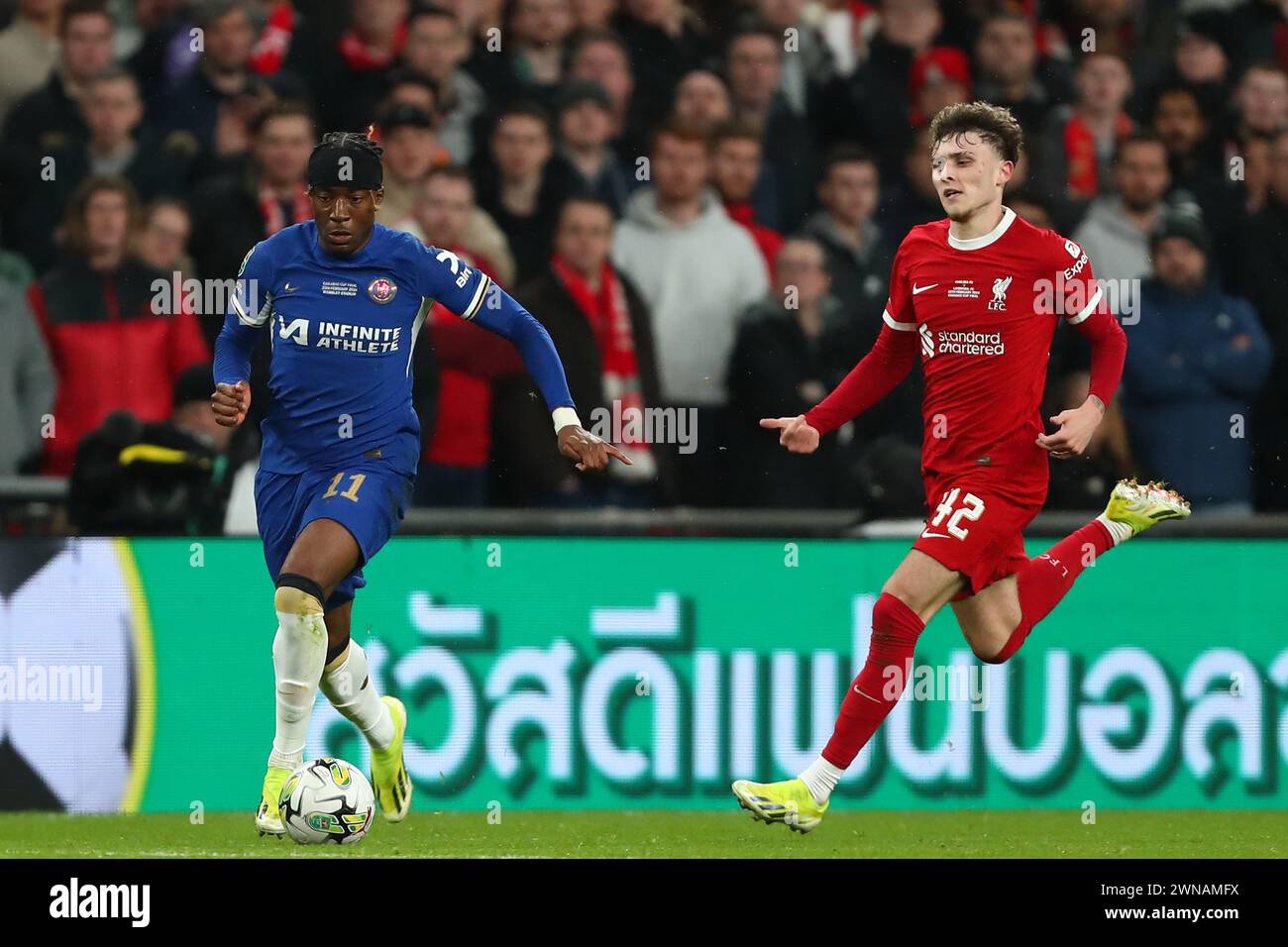 Noni Madueke of Chelsea and Bobby Clark of Liverpool - Chelsea v ...