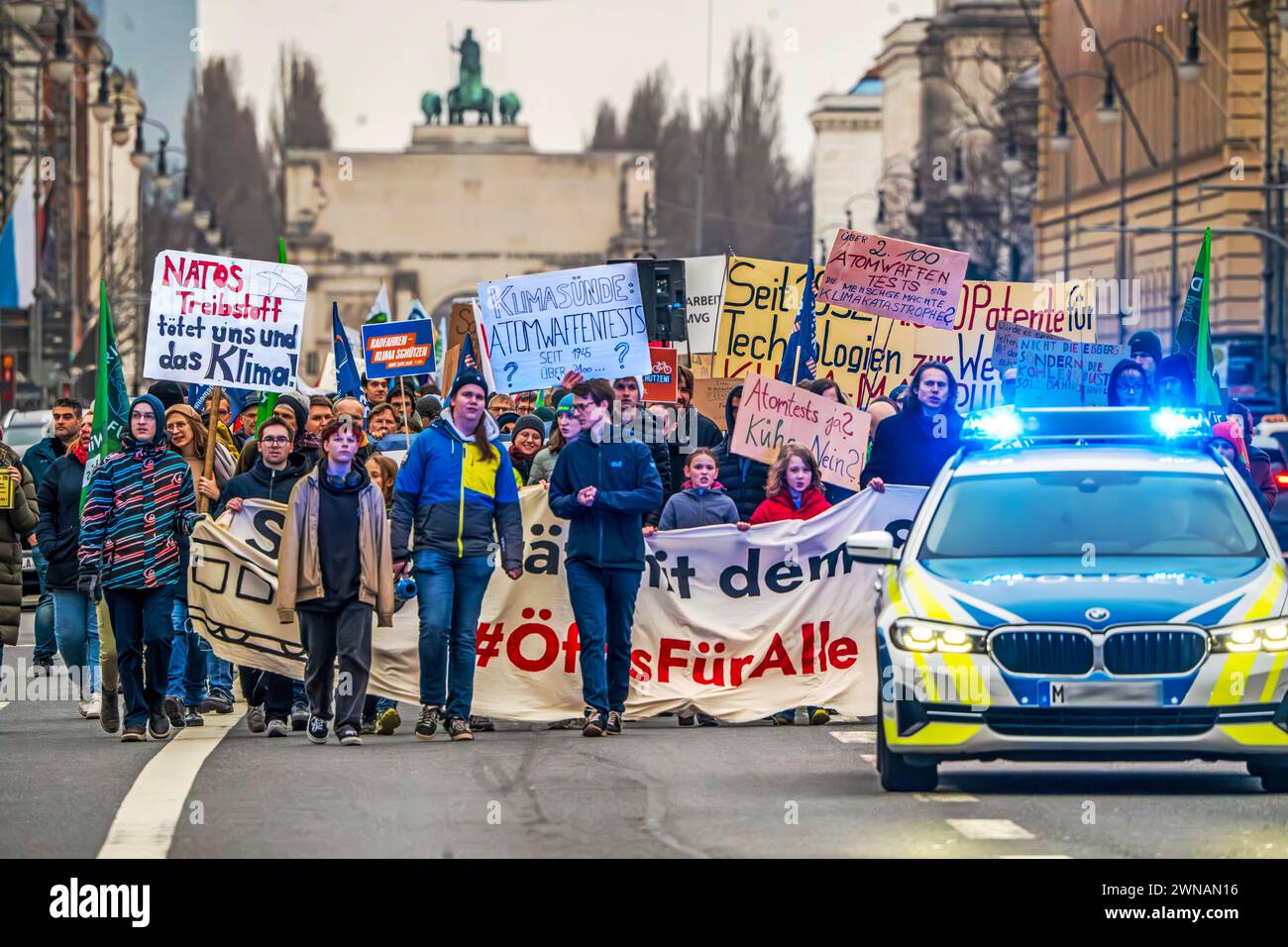 Bundesweiter Klimastreik von Fridays for Future mit der Gewerkschaft Verdi, Demozug auf der ...