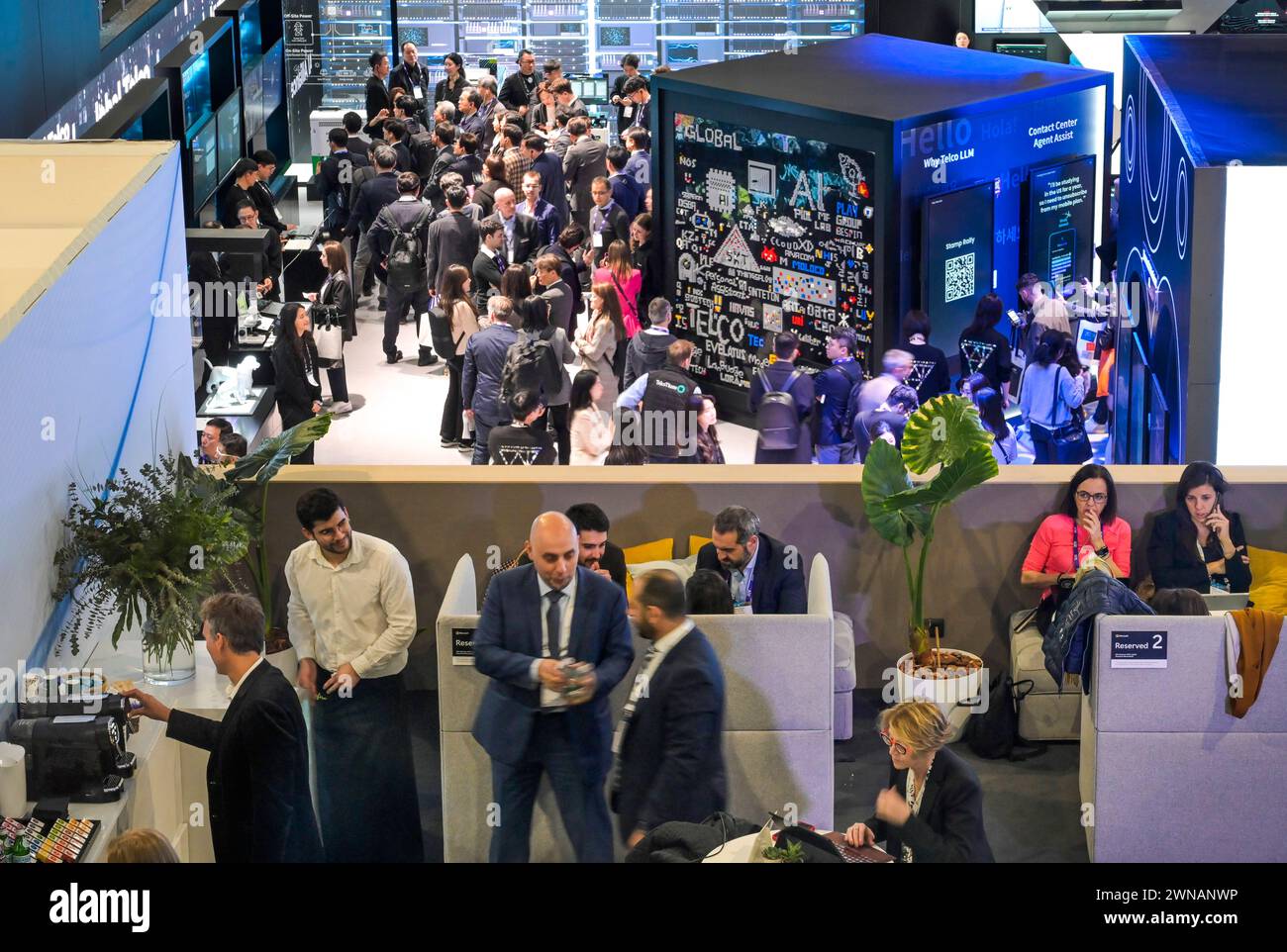 Besucher auf dem MWC Mobile World Congress 2024, Barcelona, Spanien *** Visitors at the MWC ...