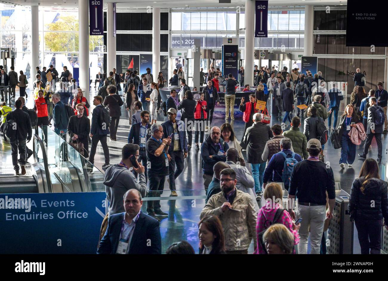 Besucher drängen sich auf dem MWC Mobile World Congress 2024, Barcelona ...
