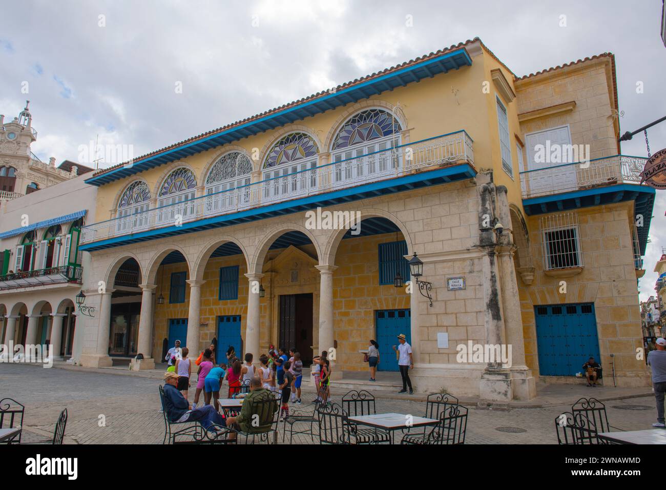 Casa del Conde Jaruco on Old Town Square (Plaza Vieja) in the morning ...