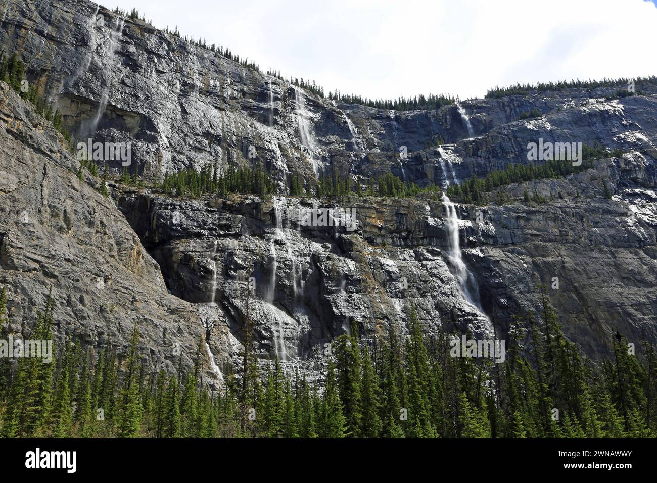 Rock wall waterfall hi-res stock photography and images - Alamy