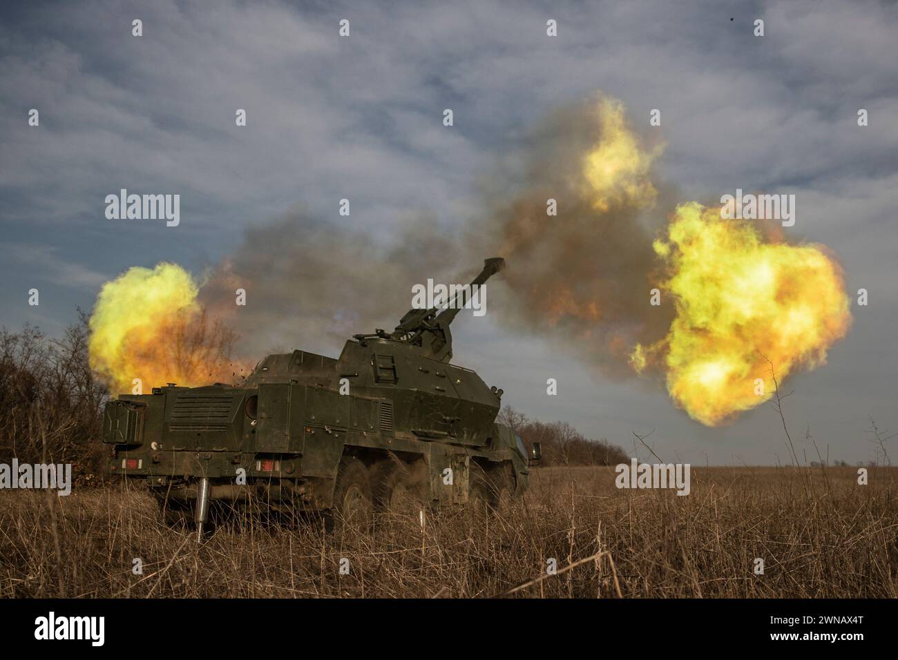 Ukrainian 152 mm self-propelled howitzer Dana fires at the Russian ...