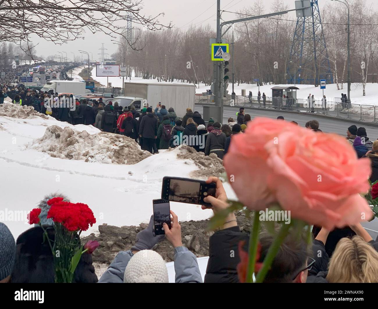 People attending the funeral of Russian opposition leader Alexei ...