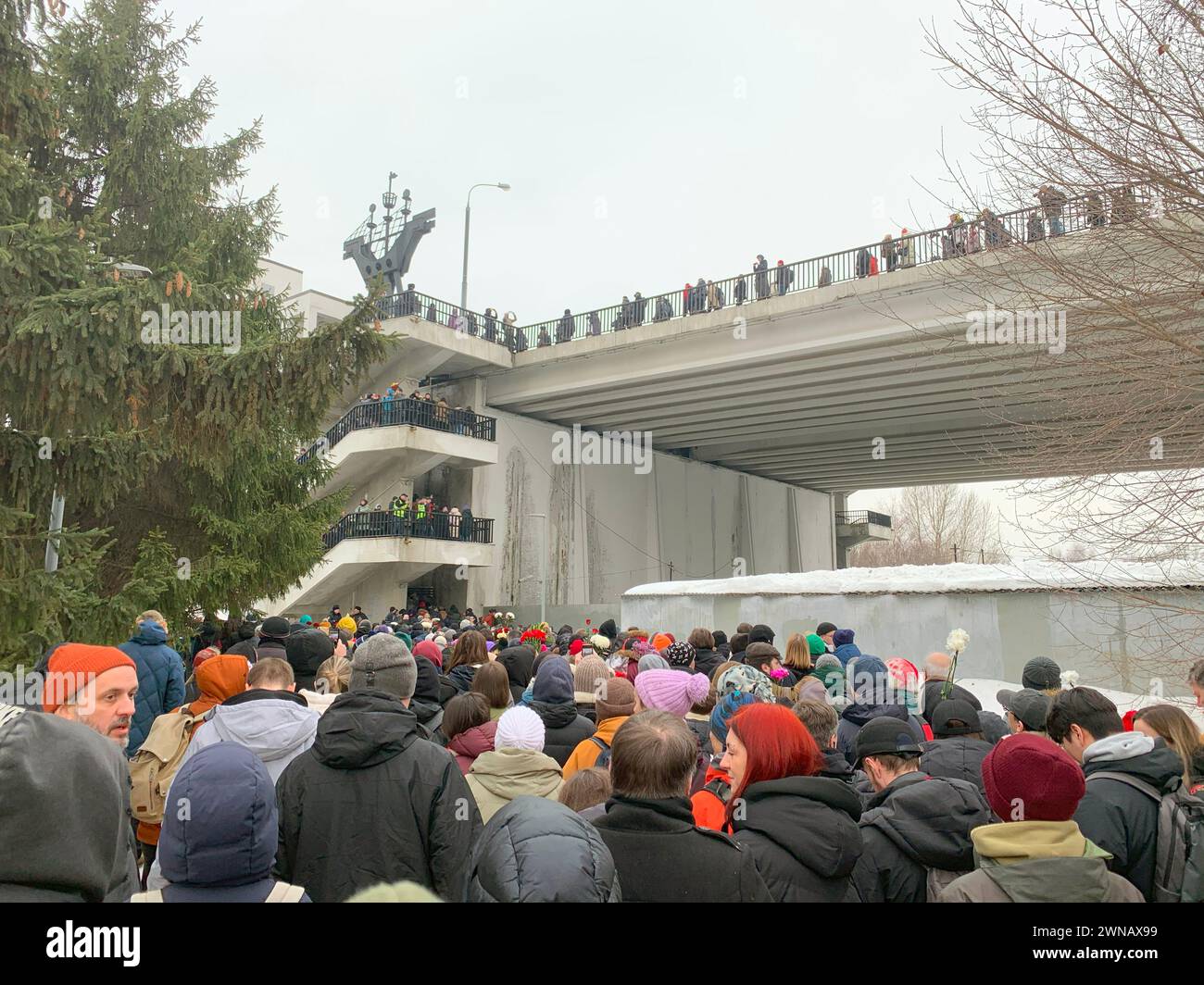 People attending the funeral of Russian opposition leader Alexei ...