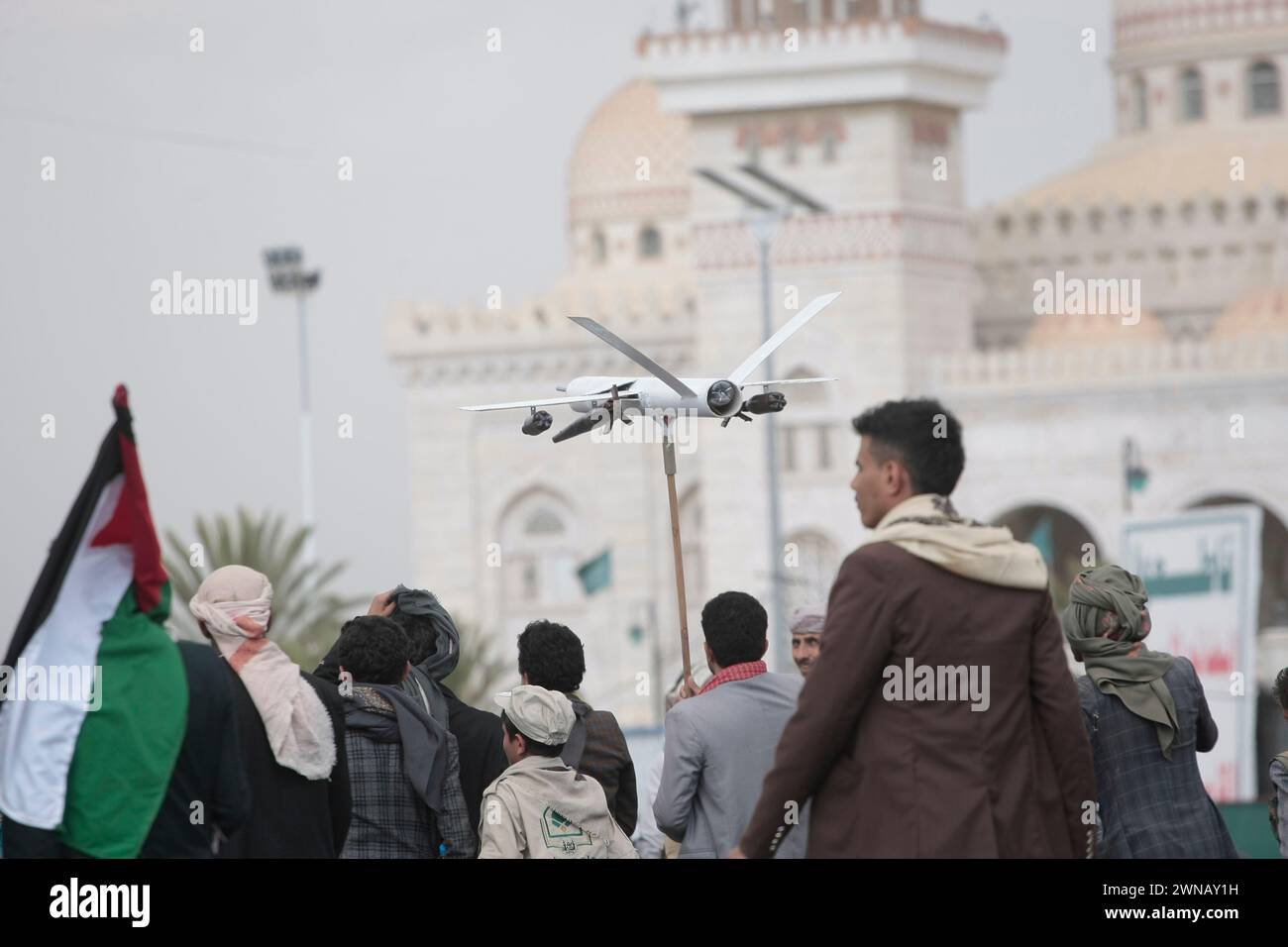 Houthi supporters carry weapons hi-res stock photography and images - Alamy