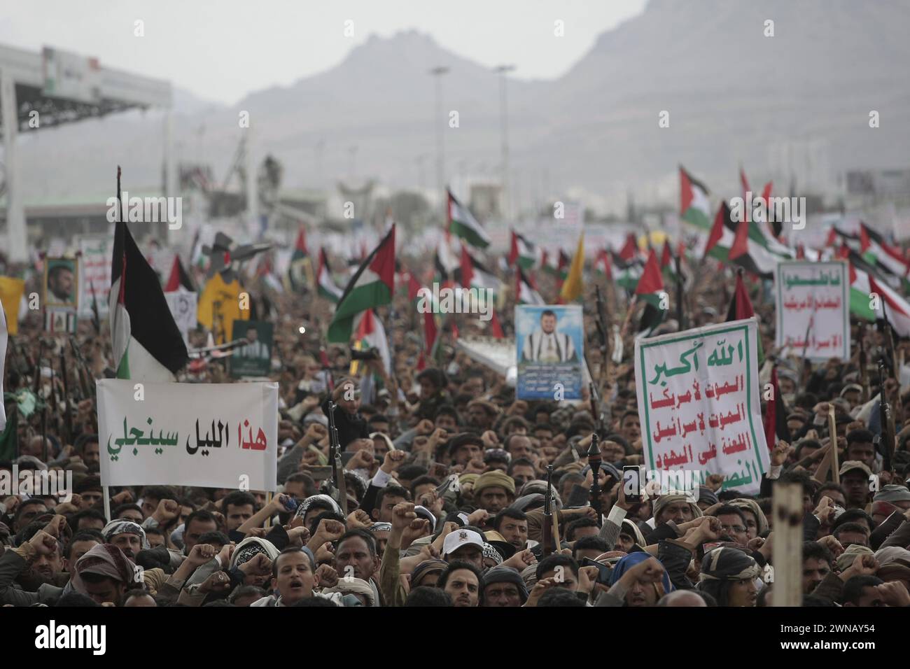 Houthi supporters carry weapons hi-res stock photography and images - Alamy