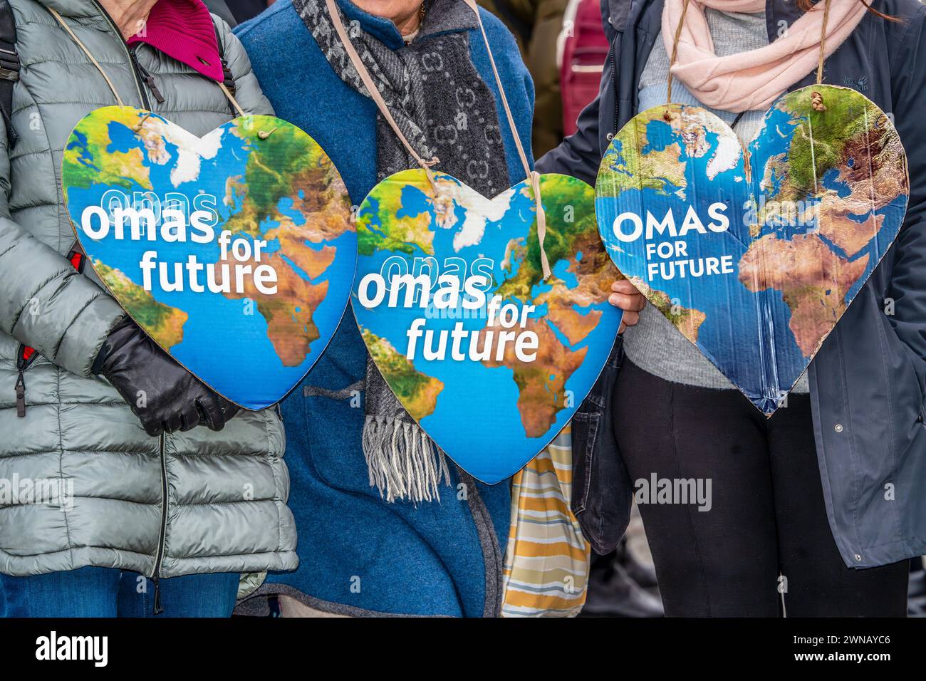 Omas for Future bei Klimastreik von Fridays for Future mit der Gewerkschaft Verdi, Kundgebung ...