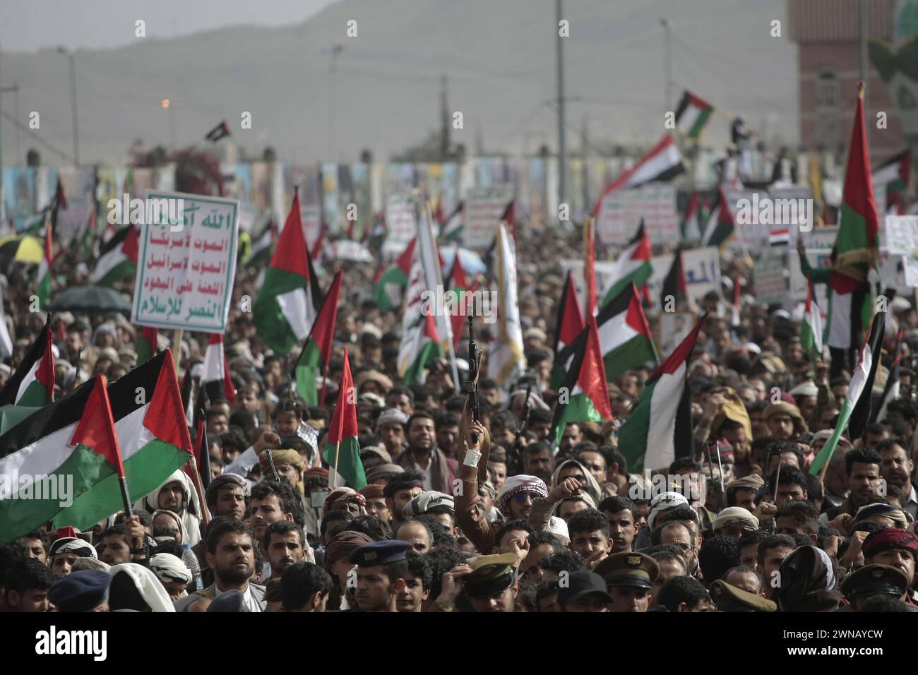 Houthi supporters carry weapons hi-res stock photography and images - Alamy