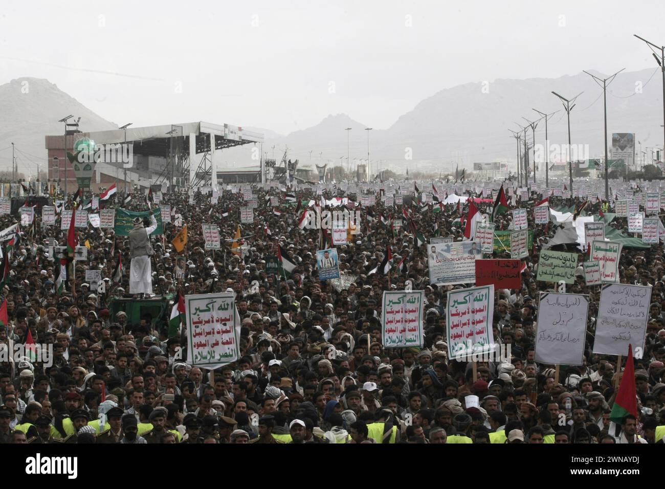 Houthi supporters carry weapons hi-res stock photography and images - Alamy
