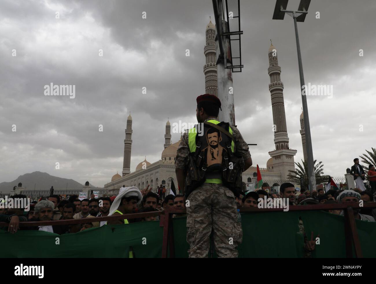 Houthi supporters carry weapons hi-res stock photography and images - Alamy