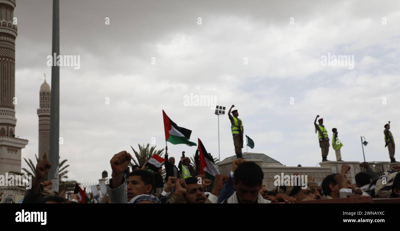 Houthi supporters carry weapons hi-res stock photography and images - Alamy