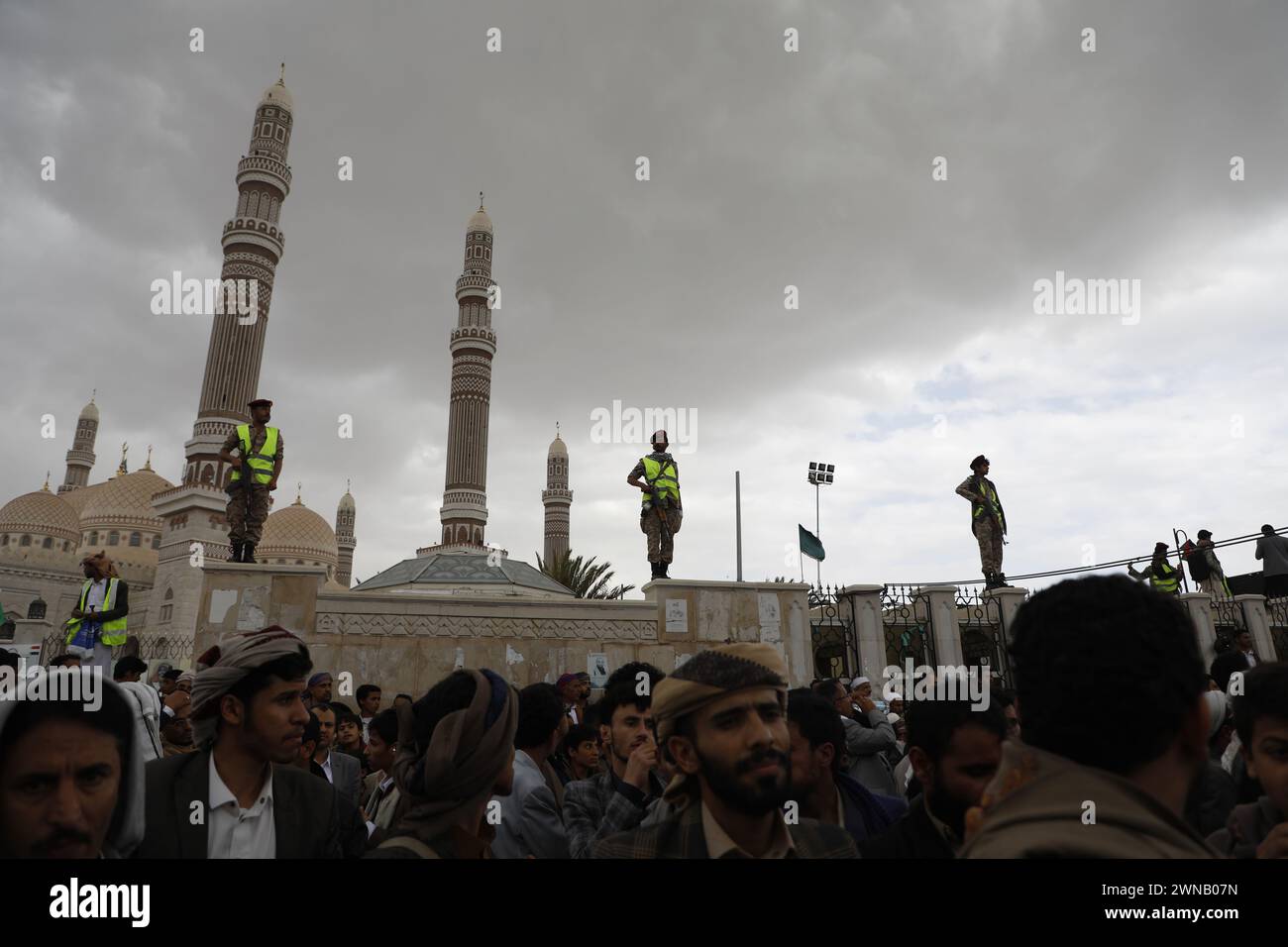 Houthi supporters carry weapons hi-res stock photography and images - Alamy
