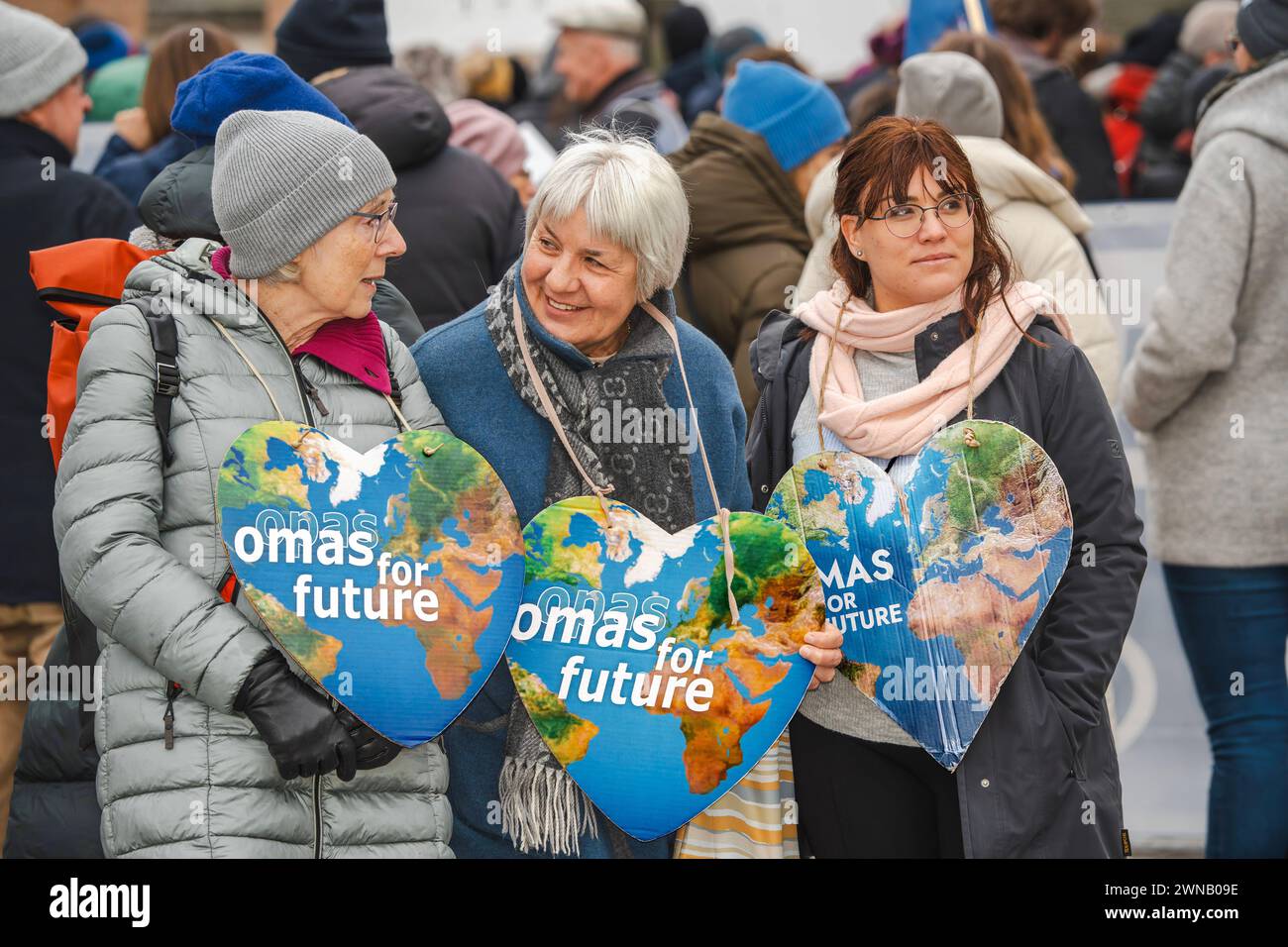 Omas for Future bei Klimastreik von Fridays for Future mit der Gewerkschaft Verdi, Kundgebung ...
