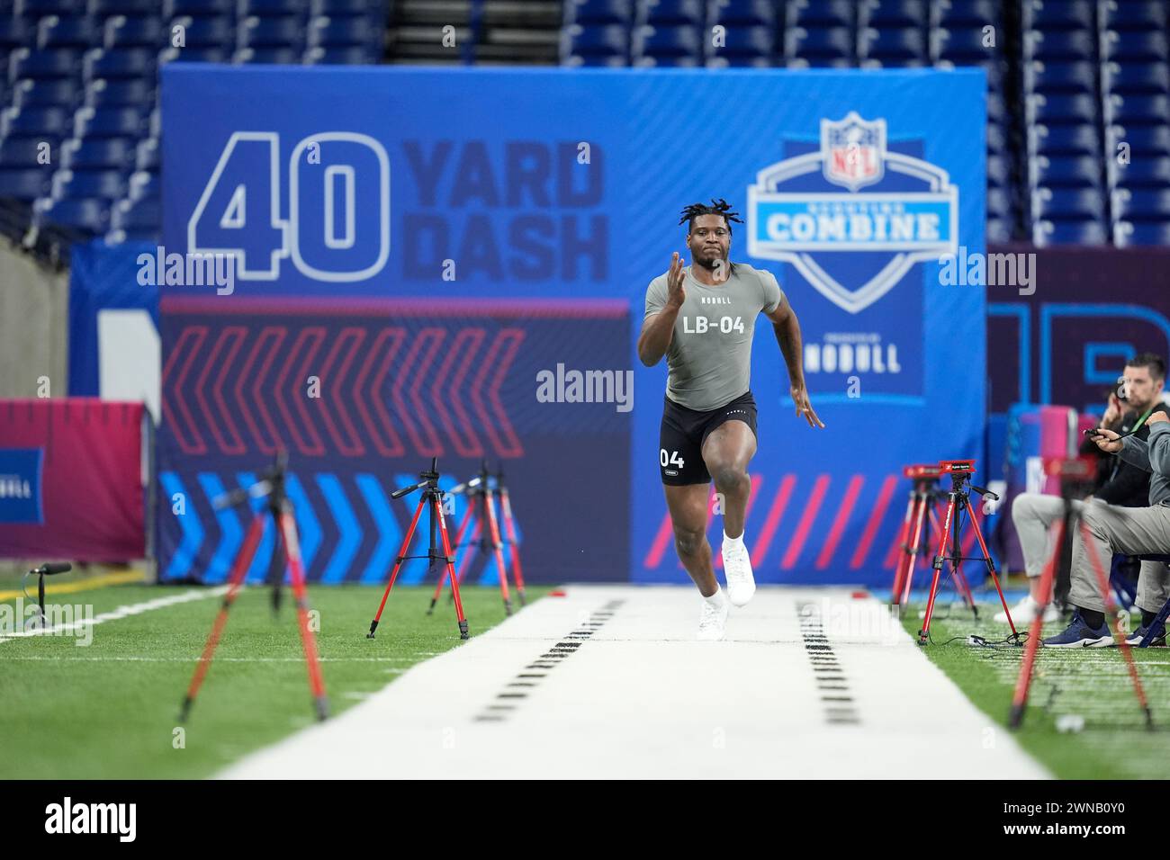 Alabama linebacker Chris Braswell runs the 40-yard dash at the NFL ...