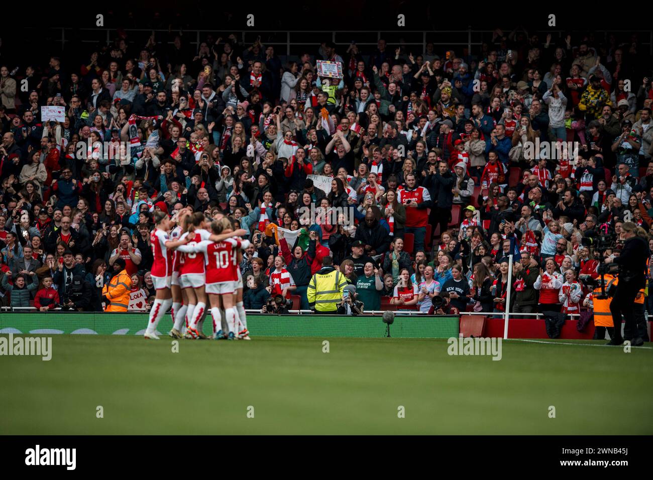 Stadium corner flag crowd hi-res stock photography and images - Alamy