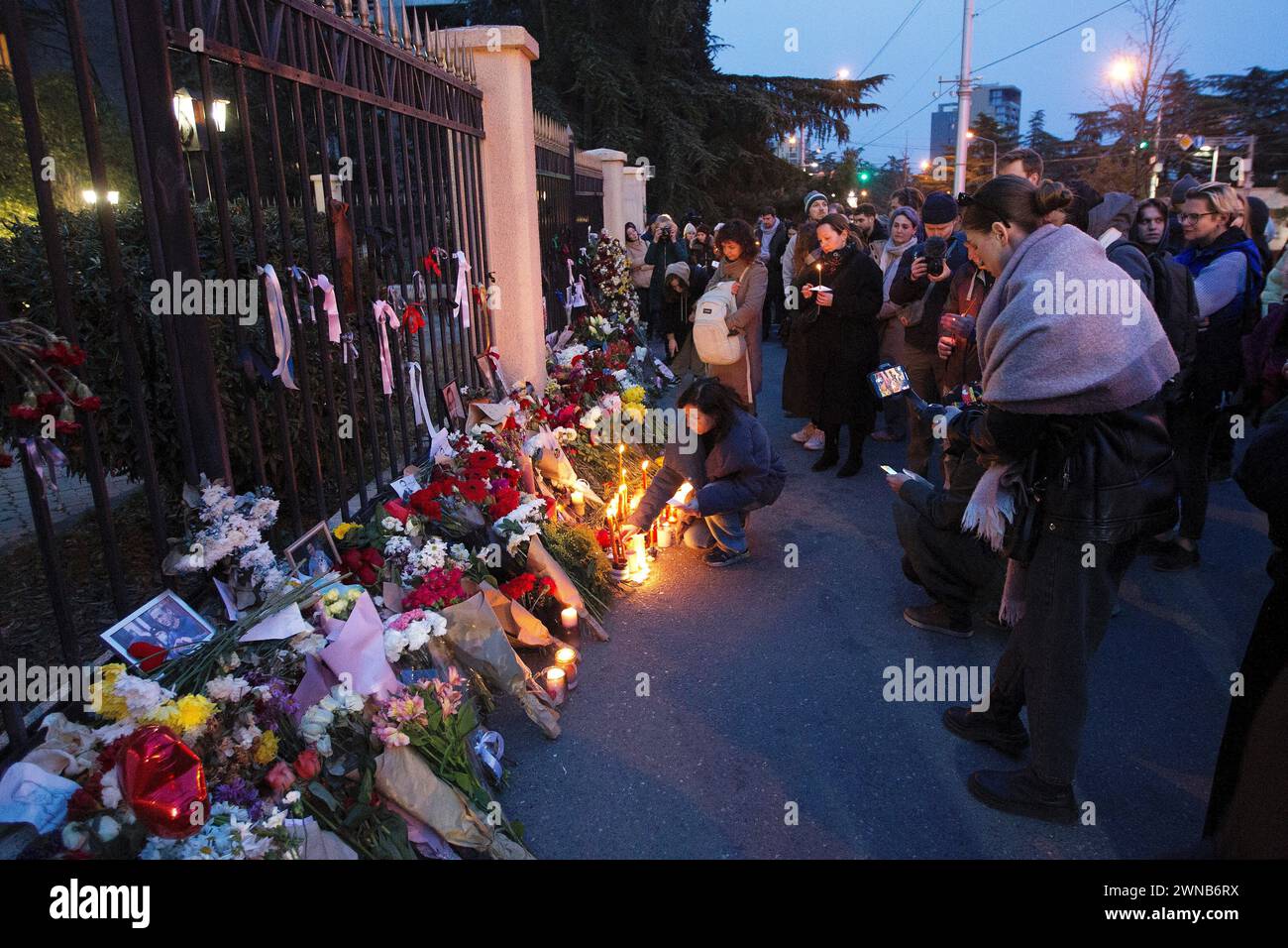 People light candles to commemorate Russian opposition leader Alexei ...