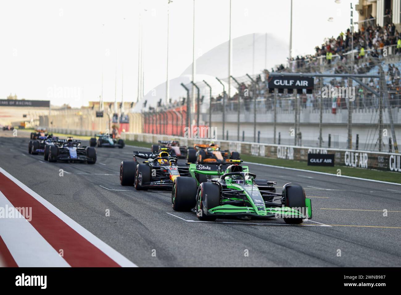 24 ZHOU Guanyu (chi), Stake F1 Team Kick Sauber C44, action starting ...