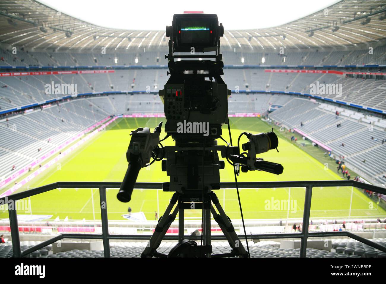 Television cameraman sports event hi-res stock photography and images ...