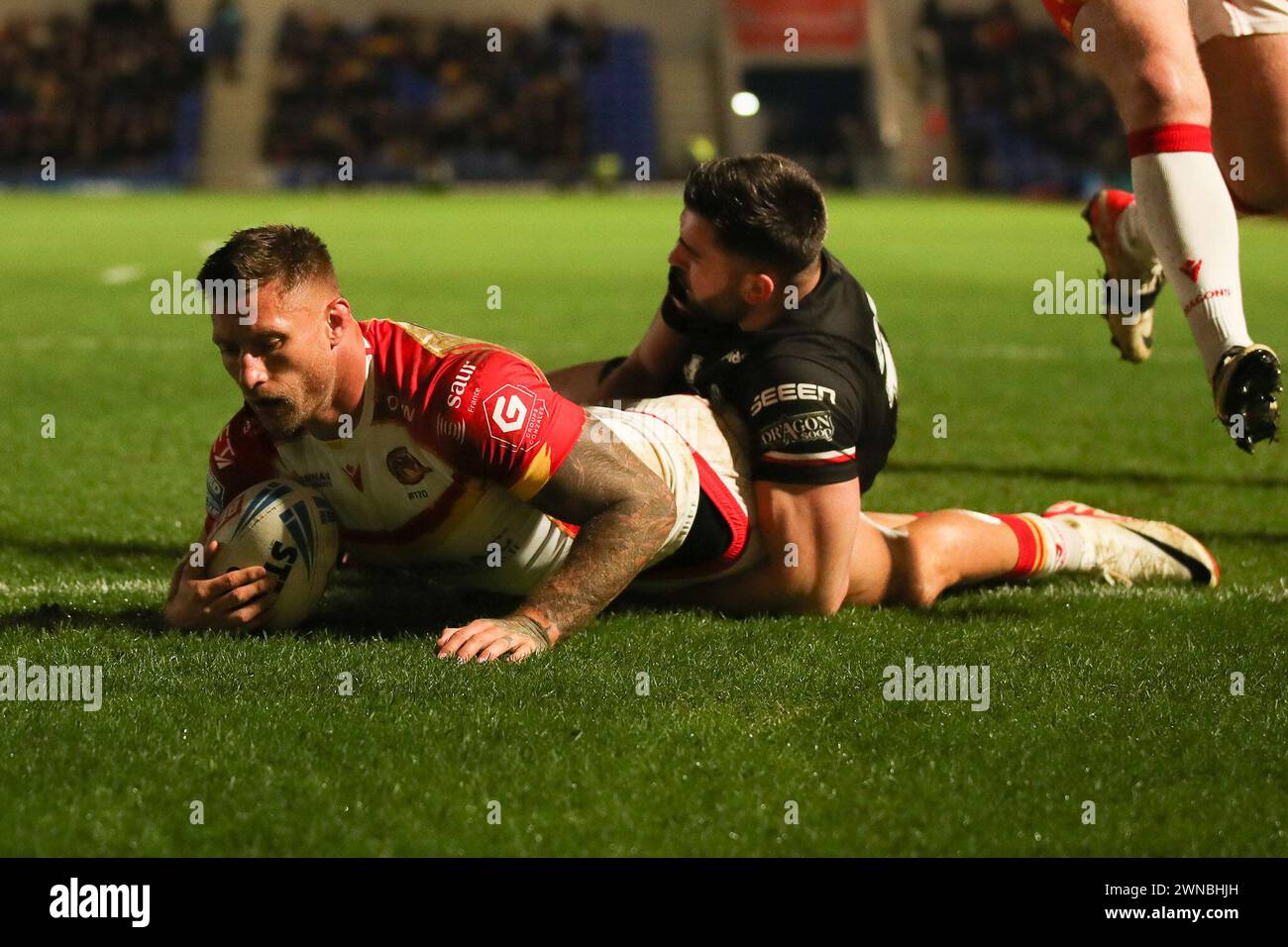 London, UK. 25th Feb, 2024. Tariq Sims of Catalan Dragons scores a try ...