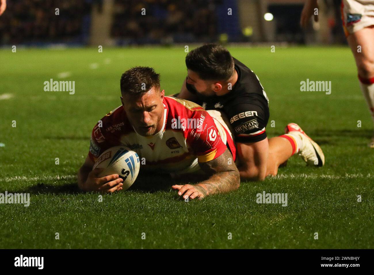 London, UK. 25th Feb, 2024. Tariq Sims of Catalan Dragons scores a try ...