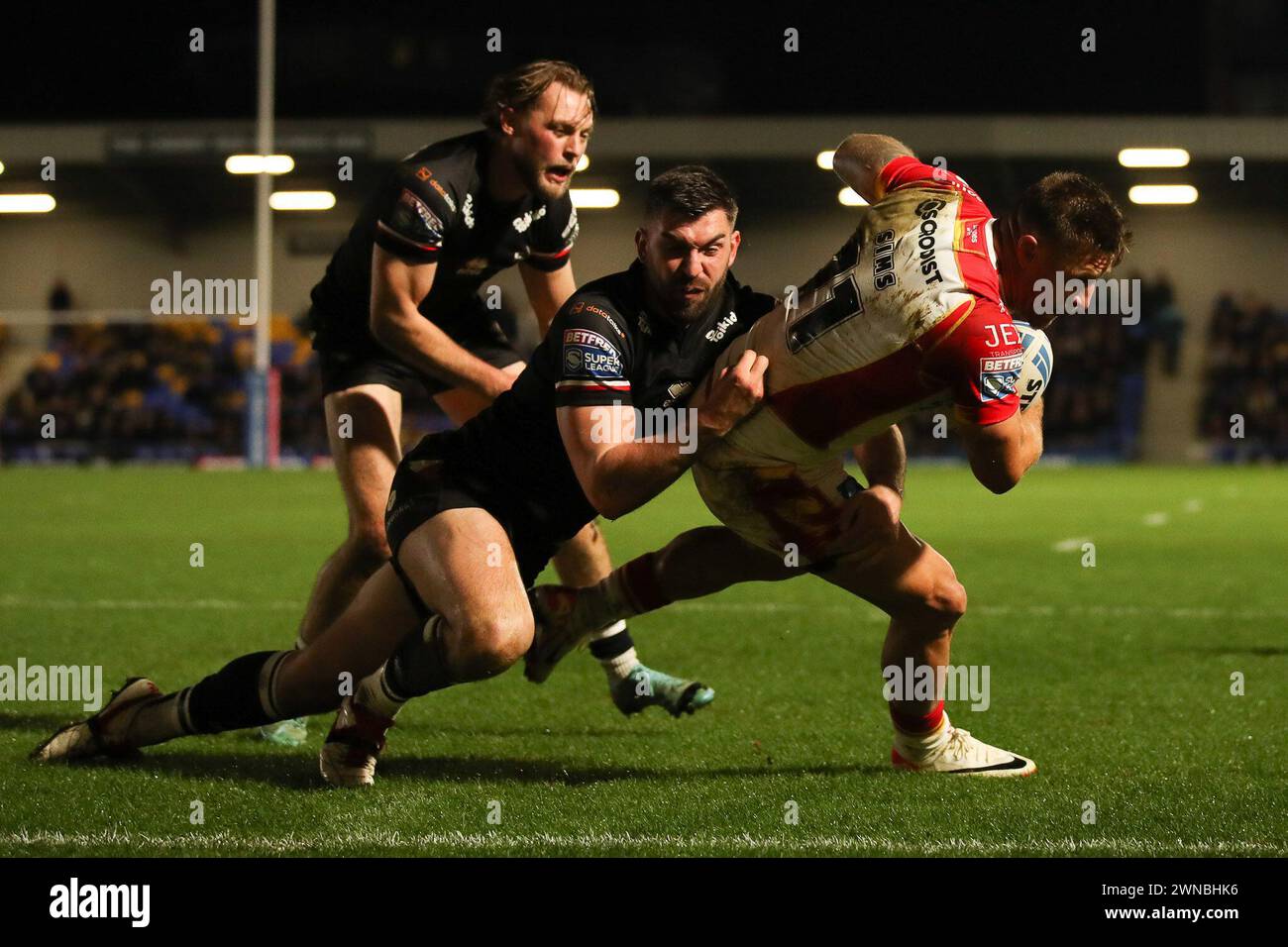 London, UK. 25th Feb, 2024. Tariq Sims of Catalan Dragons scores a try ...