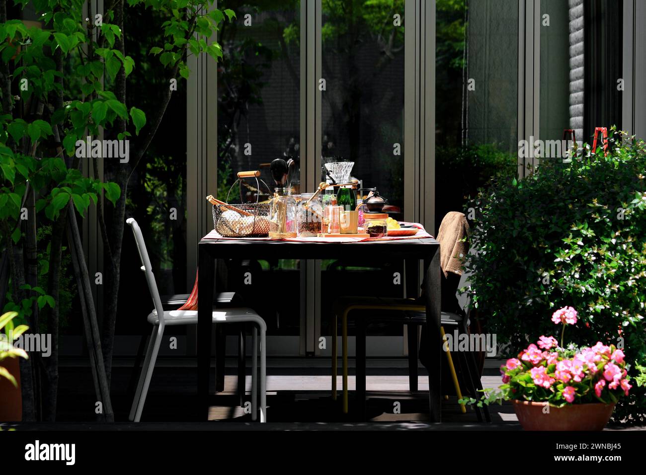 Dining table on sunny terrace ready for lunch Stock Photo - Alamy