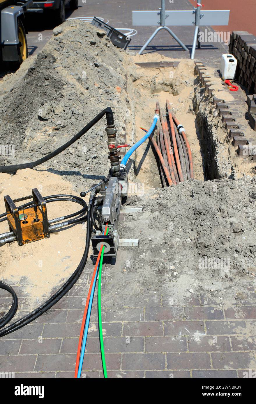 Fiber optic installation home hi-res stock photography and images - Alamy