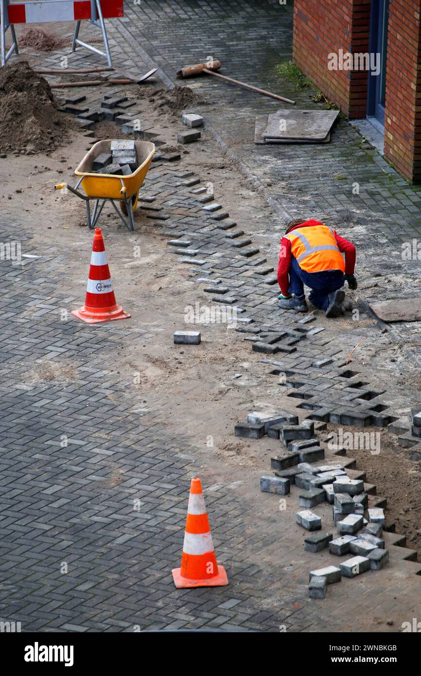 Fiber optic installation home hi-res stock photography and images - Alamy
