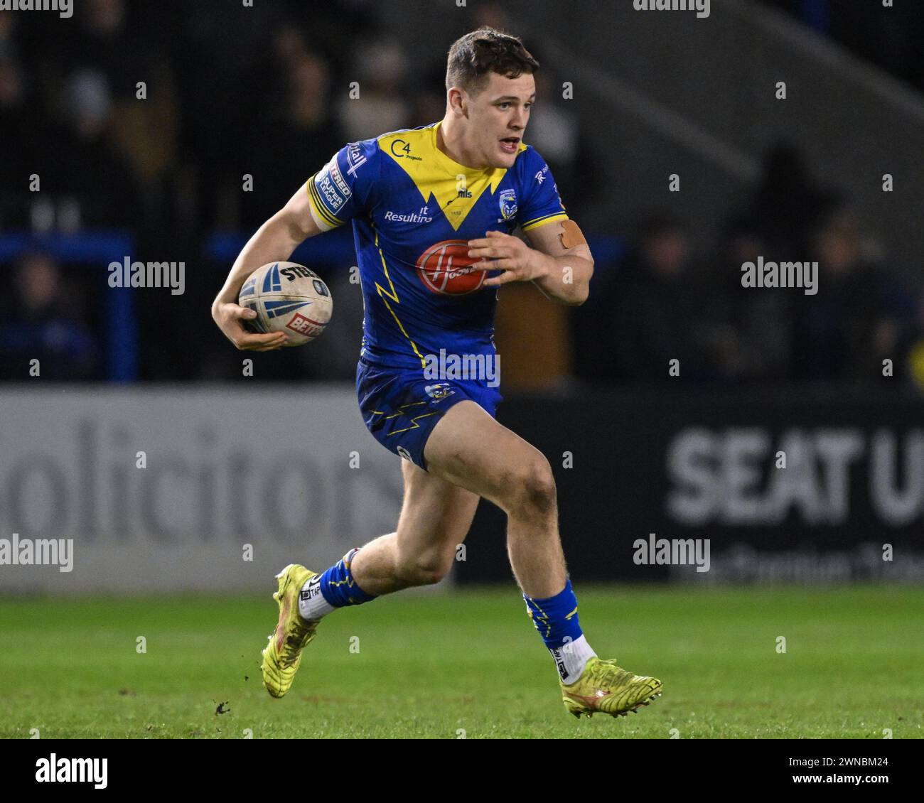 Josh Thewlis of Warrington Wolves makes a break during the Betfred ...