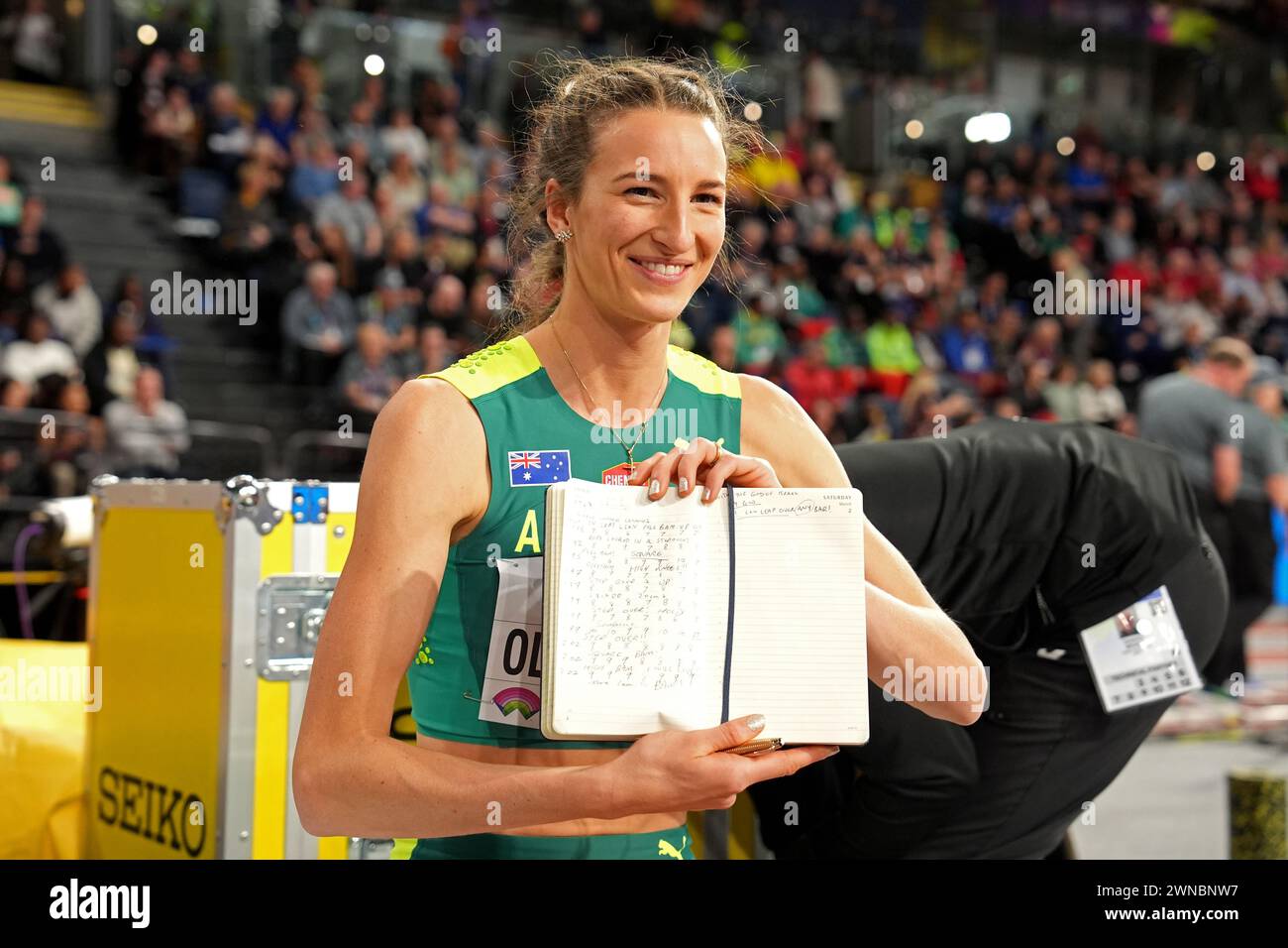 Live: Nicola Olyslagers wins world championship gold in sodden ...