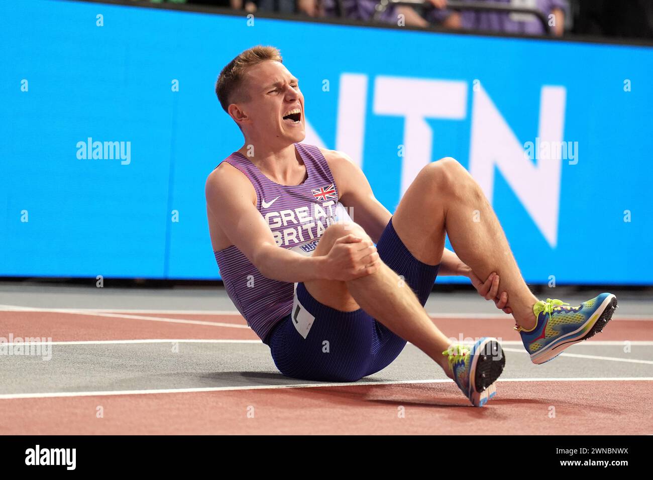 Great Britain's Callum Elson falls to the floor and appears injured in ...