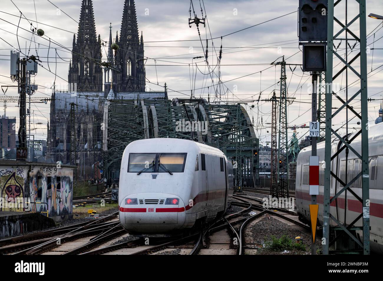 ICE Zug auf der Strecke vor dem Kölner Hauptbahnhof, Hohenzollernbrücke ...