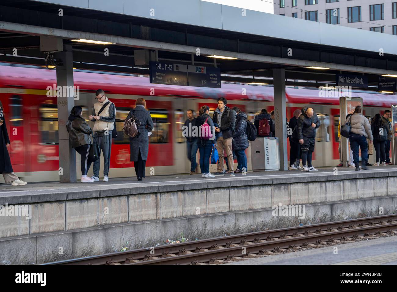 Bahnhof Köln-Deutz, Bahnsteig für Nahverkehrszüge, S-Bahn ...