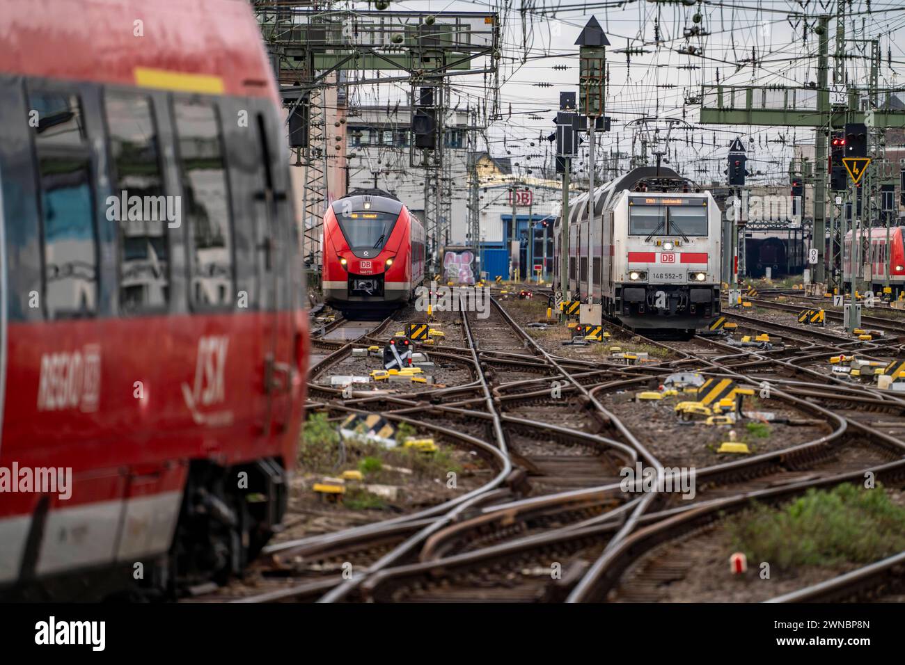 Gleisanlage vor dem Kölner Hauptbahnhof, Regionalzüge, Fernzüge, Köln ...