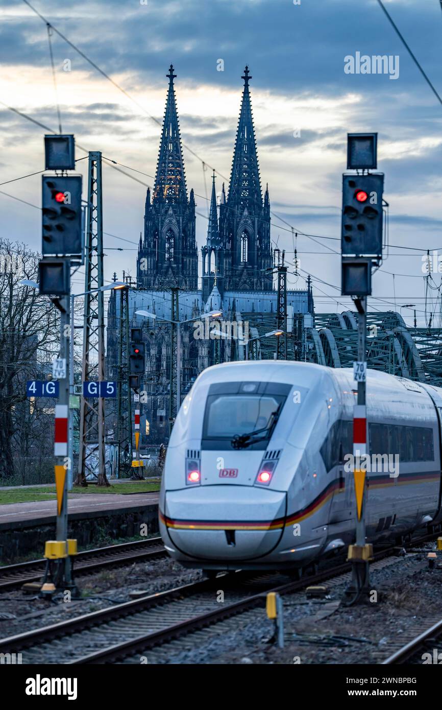 ICE Zug auf der Strecke vor dem Kölner Hauptbahnhof, Hohenzollernbrücke ...