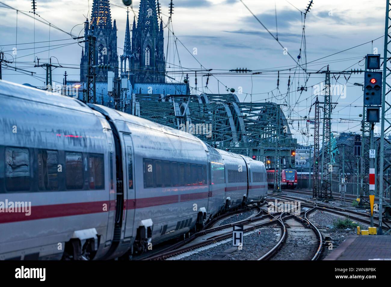 ICE Zug auf der Strecke vor dem Kölner Hauptbahnhof, Hohenzollernbrücke ...