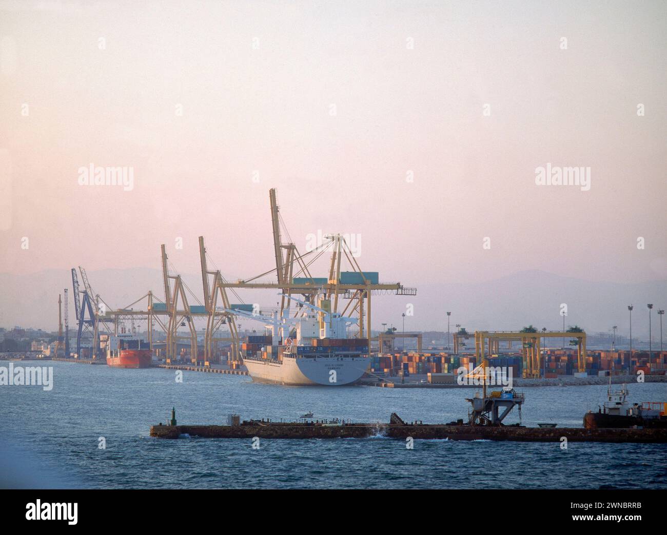 Barcos mercantes hi-res stock photography and images - Alamy