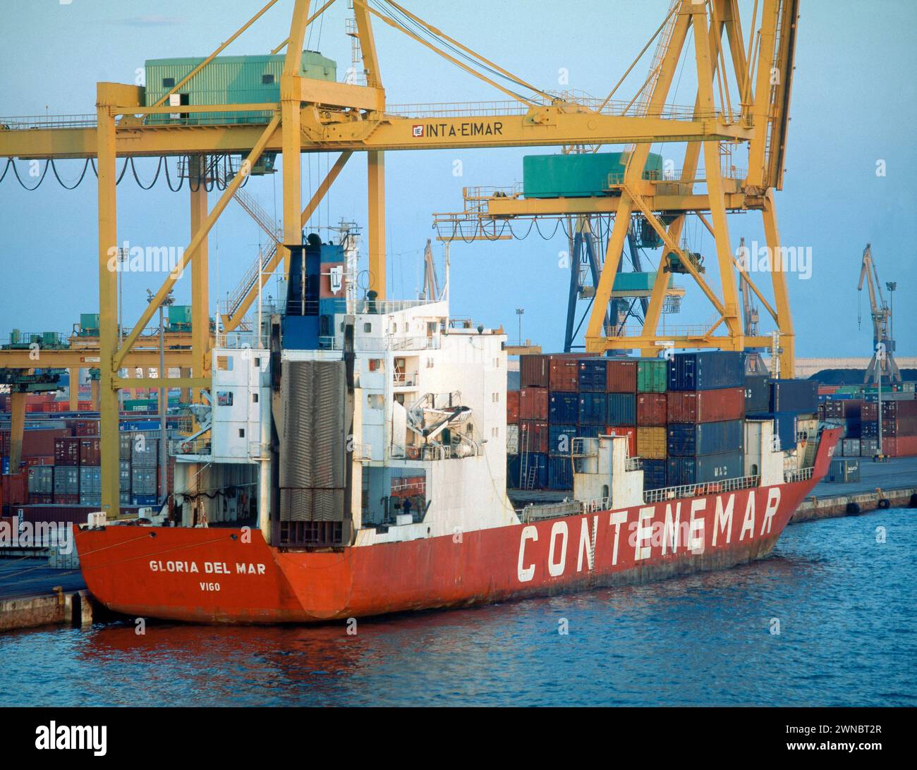 Barco de carga hi-res stock photography and images - Alamy