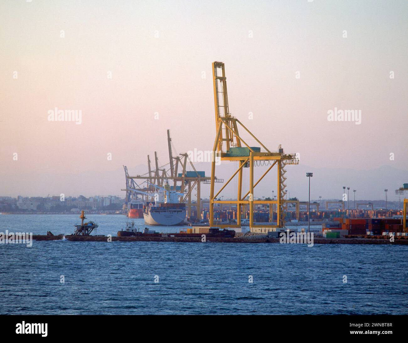 Barcos mercantes hi-res stock photography and images - Alamy