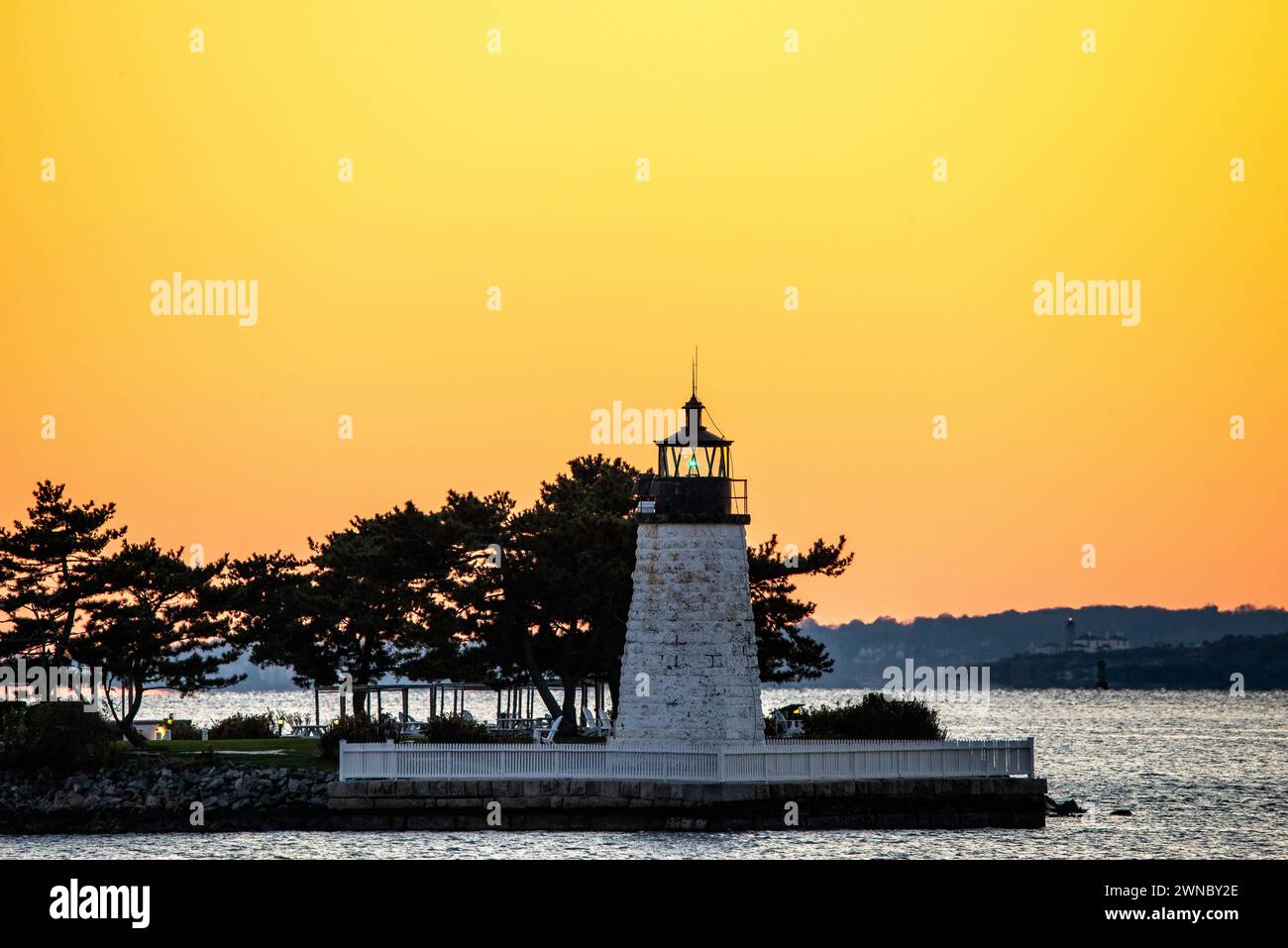 Rhode island rocky shore lighthouse hi-res stock photography and images ...