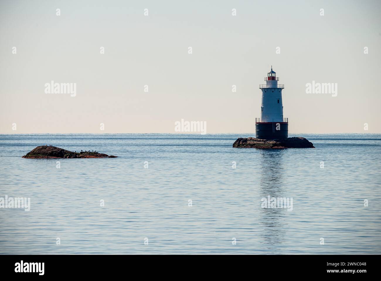 Rhode island rocky shore lighthouse hi-res stock photography and images ...